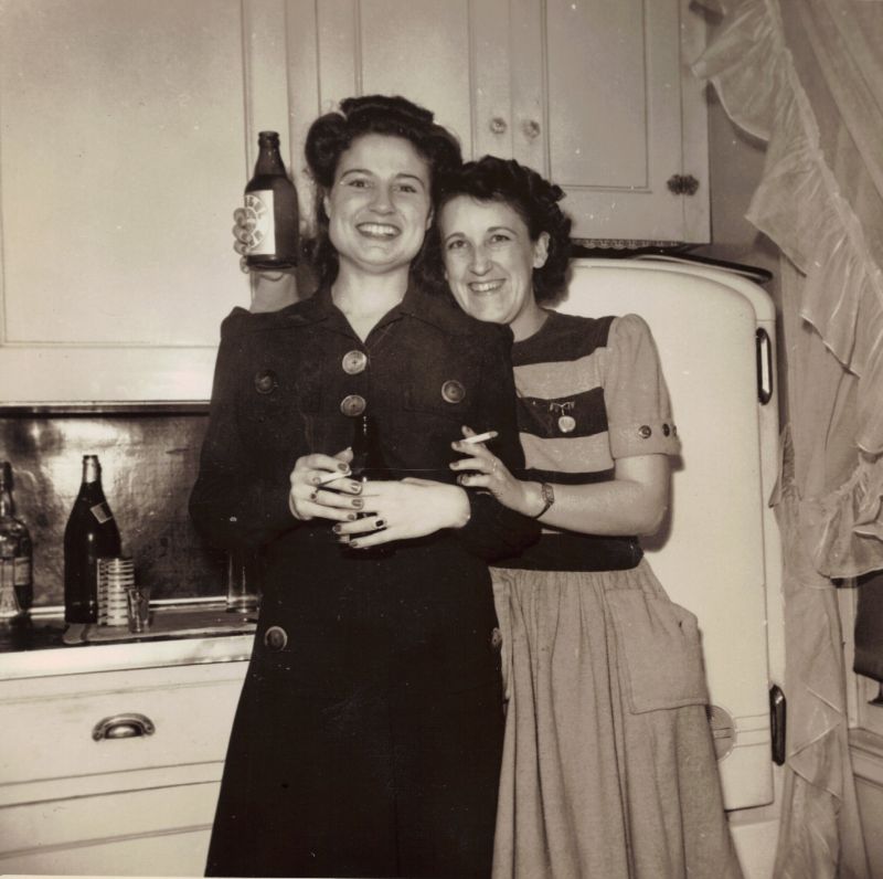40 Vintage Photos of People Drinking in the Mid-20th Century ~ Vintage ...