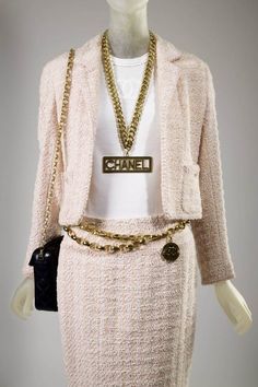 The legendary Coco´s tweed jacket - Magnifique Brunette