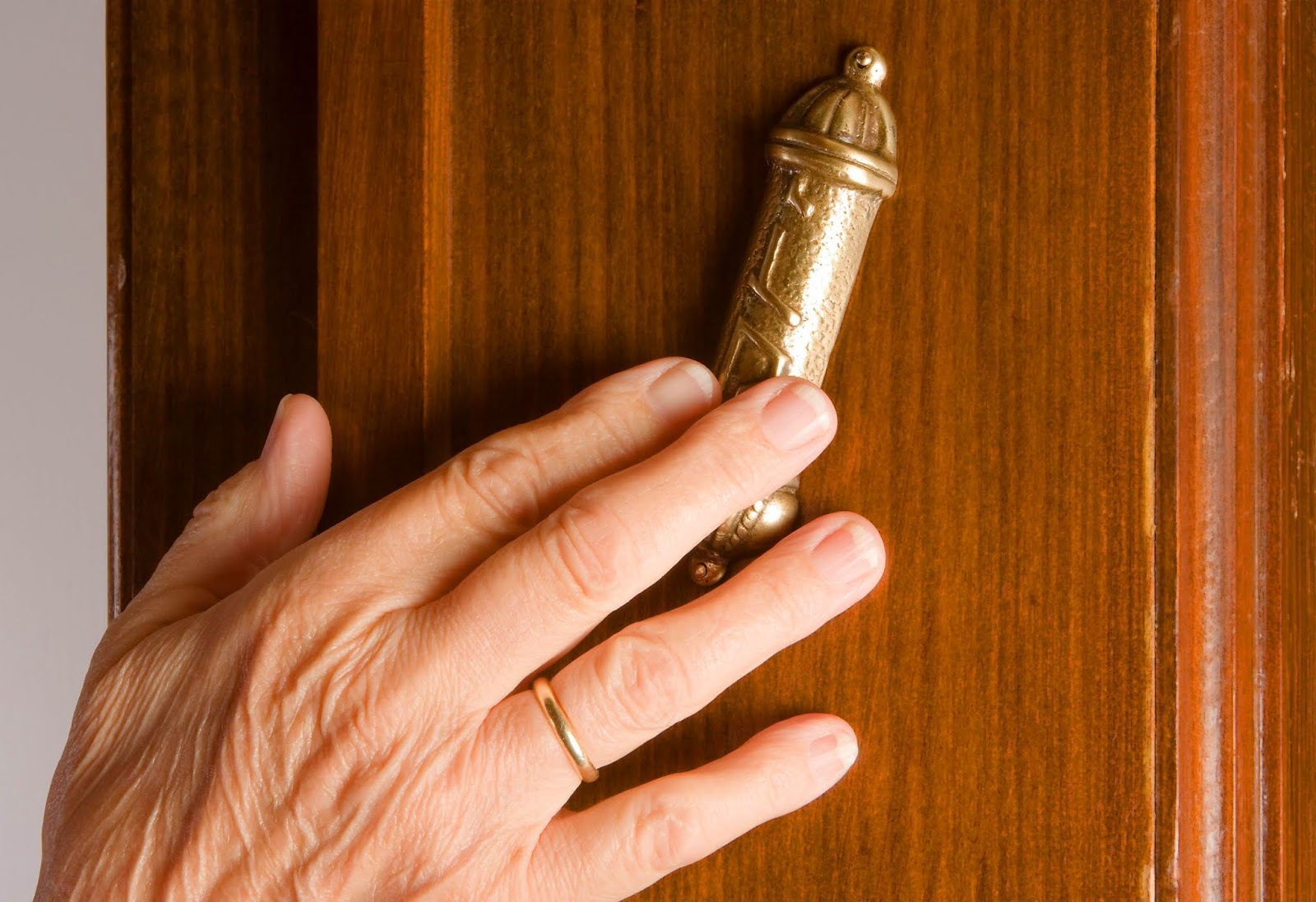 CULTURA HEBRAICA: MEZUZÁ (מזוזה): NOSSA MAIOR PROTEÇÃO