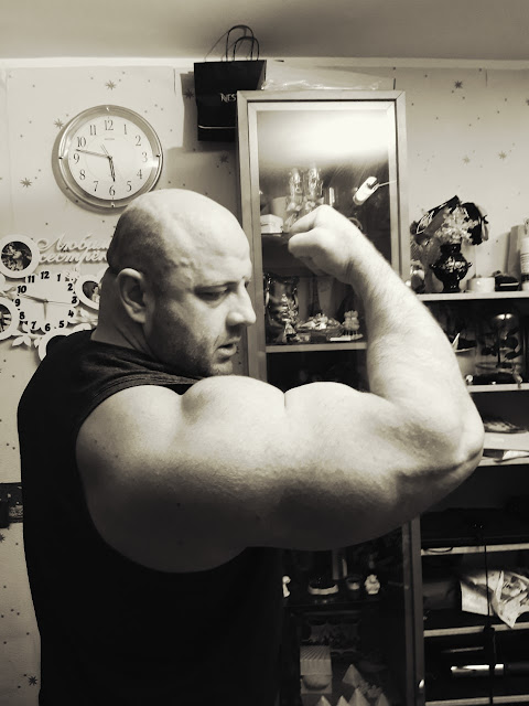 Muscle Lover: Russian musclebear Viktor Goncharov