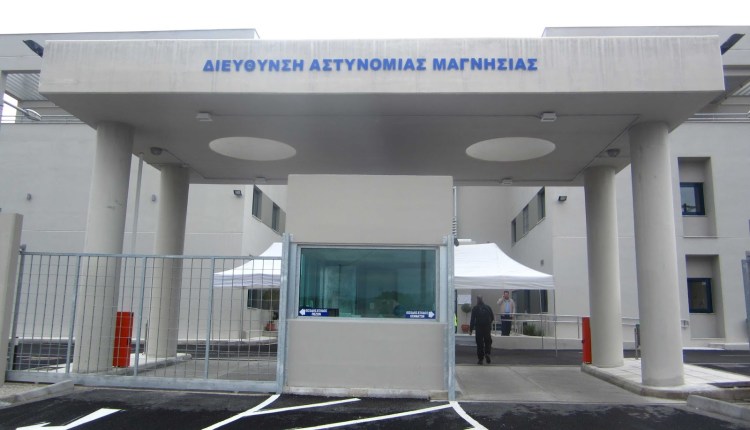 ΣΤΟ ΑΣΤΥΝΟΜΙΚΟ ΤΜΗΜΑ ΒΟΛΟΥ και από εκεί στον ΕΙΣΑΓΓΕΛΕΑ 34χρονη που ...