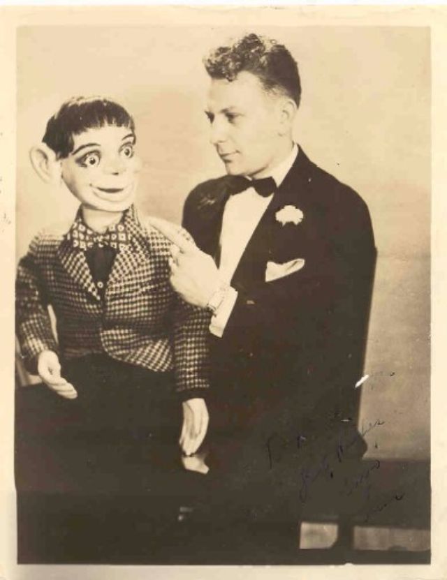 33 Creepy Vintage Portrait Photos of Ventriloquists With Their Dummies ...