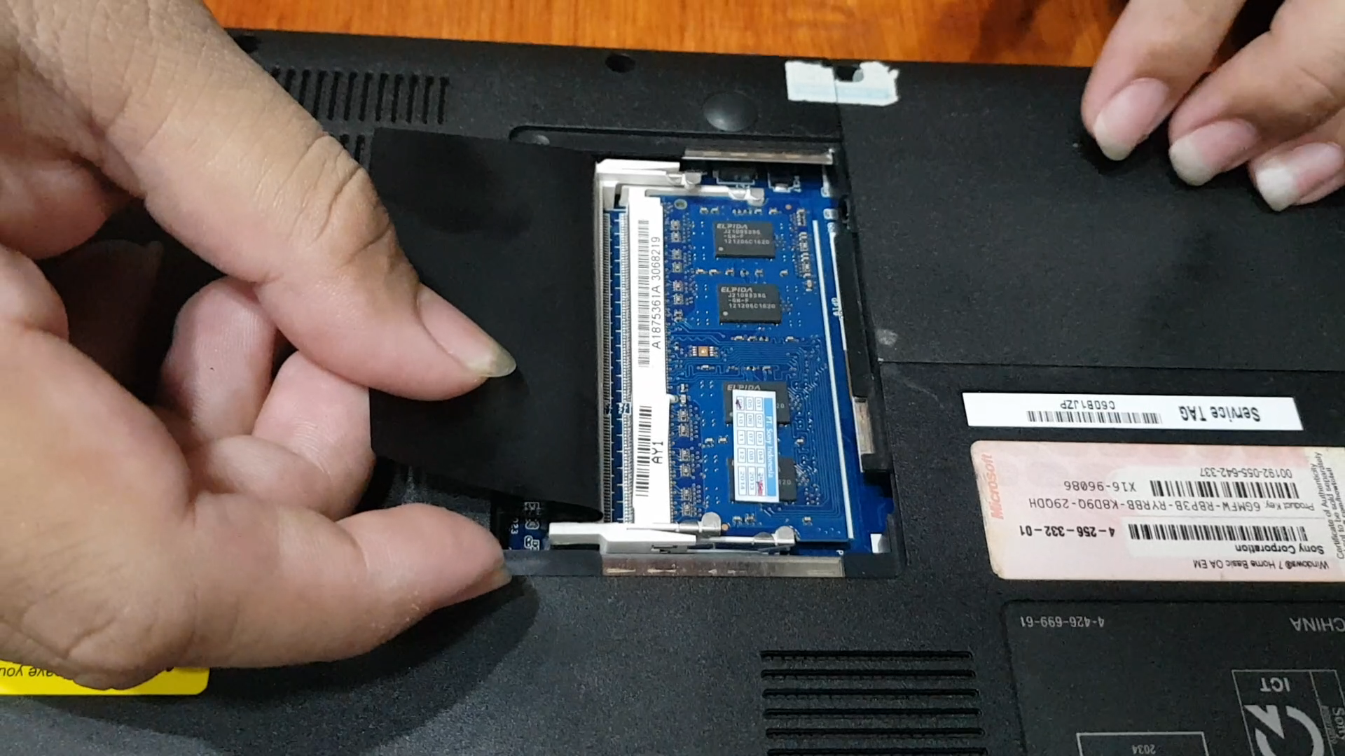 Jasa IT - Cikarang: Cara Upgrade RAM / Memory Laptop Sony Vaio SVE14112EGW