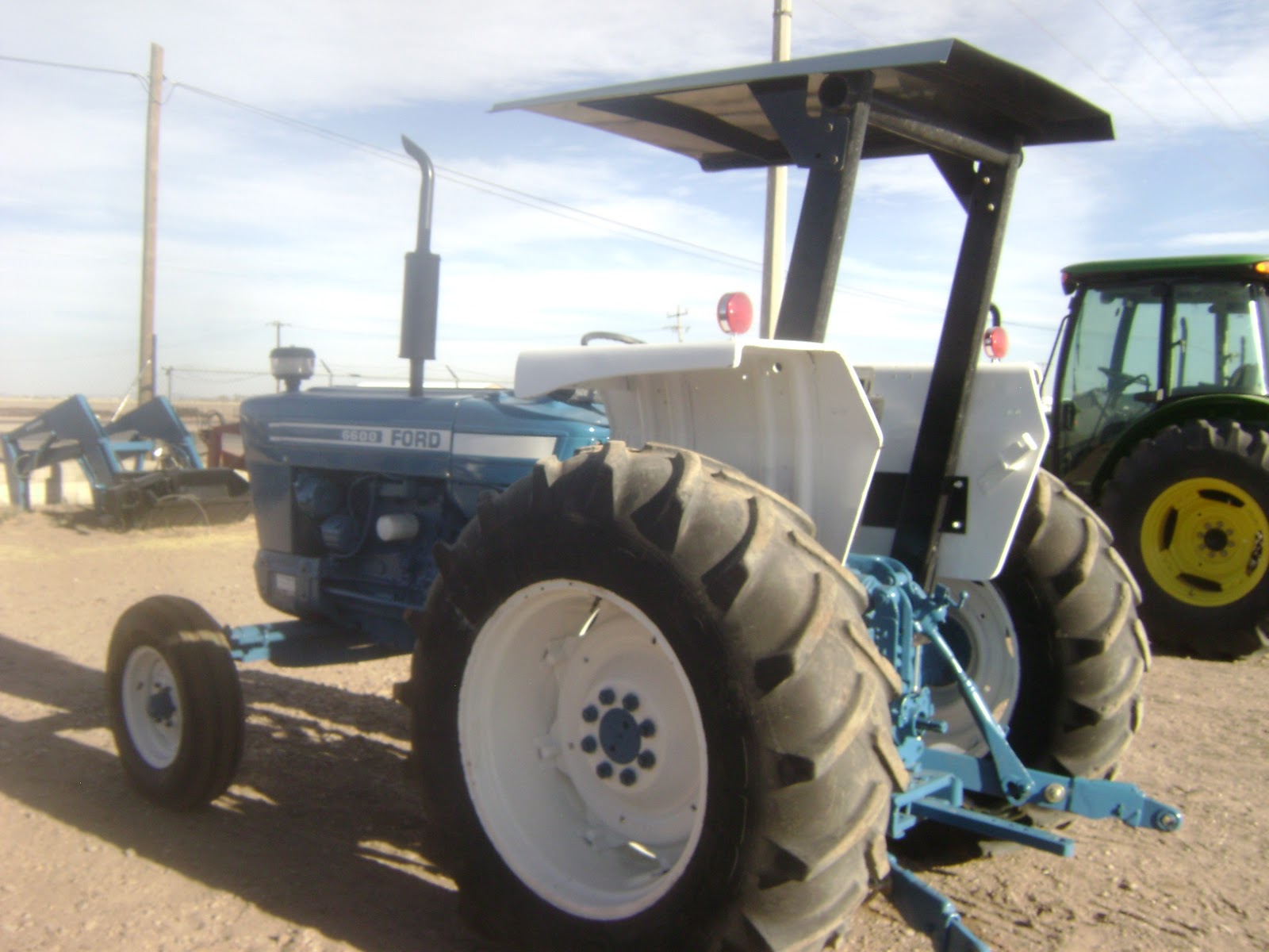 MAQUINARIA AGRICOLA INDUSTRIAL: Tractor Ford 6600 4300 Hrs $11,000 Dlls.
