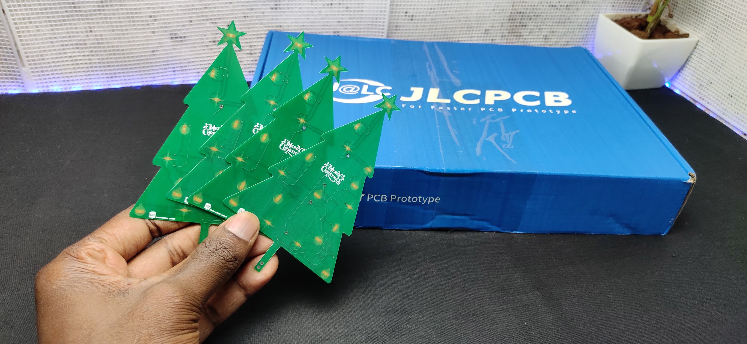 PCB CHRISTMAS TREE USING IC 555 – ESCLabs