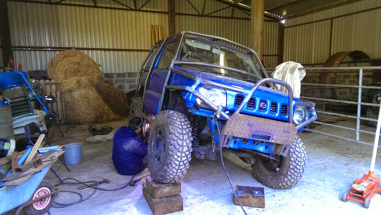 Suzuki Jimny: 2015-04-11 - Roll Cage just about finished