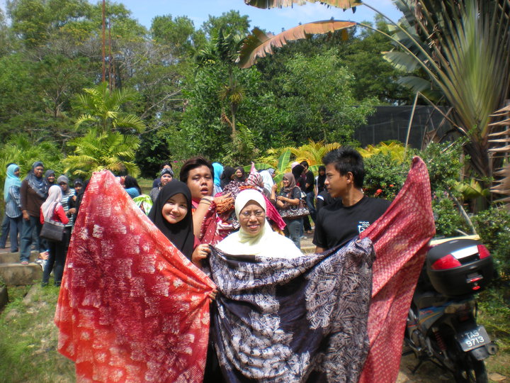 Gunting Emas: MENCANTING BATIK