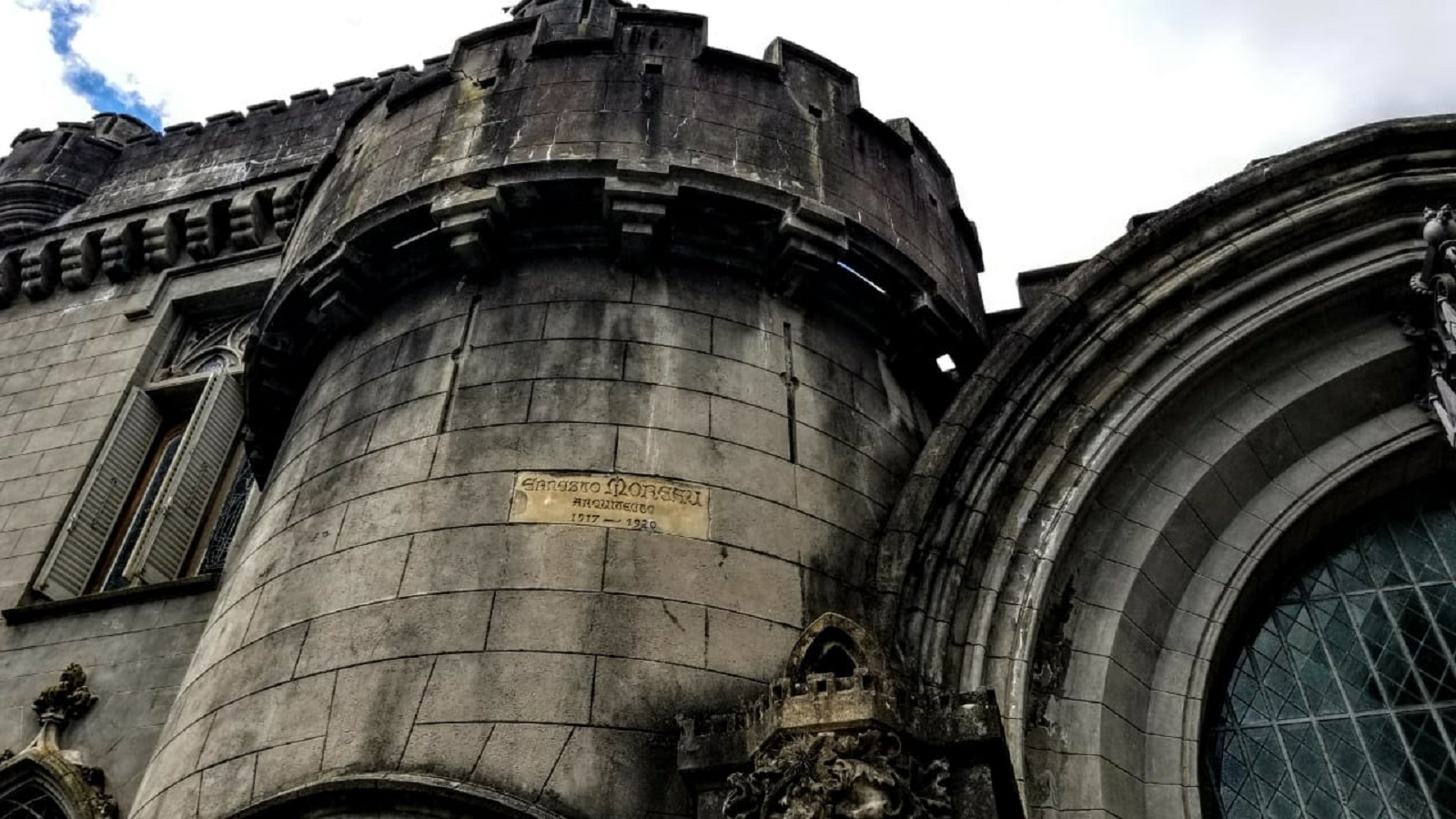 VIAJERO RODANTE: CASTILLO NAVEIRA, LUJÁN Un lugar de intriga y misterio.