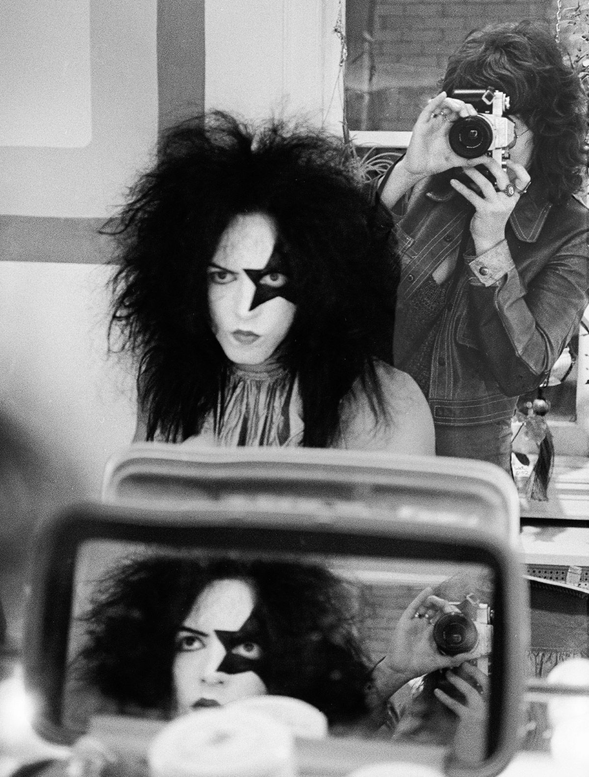 Rare and Intimate Photos Give Us a Peek Into KISS' Backstage, and See ...