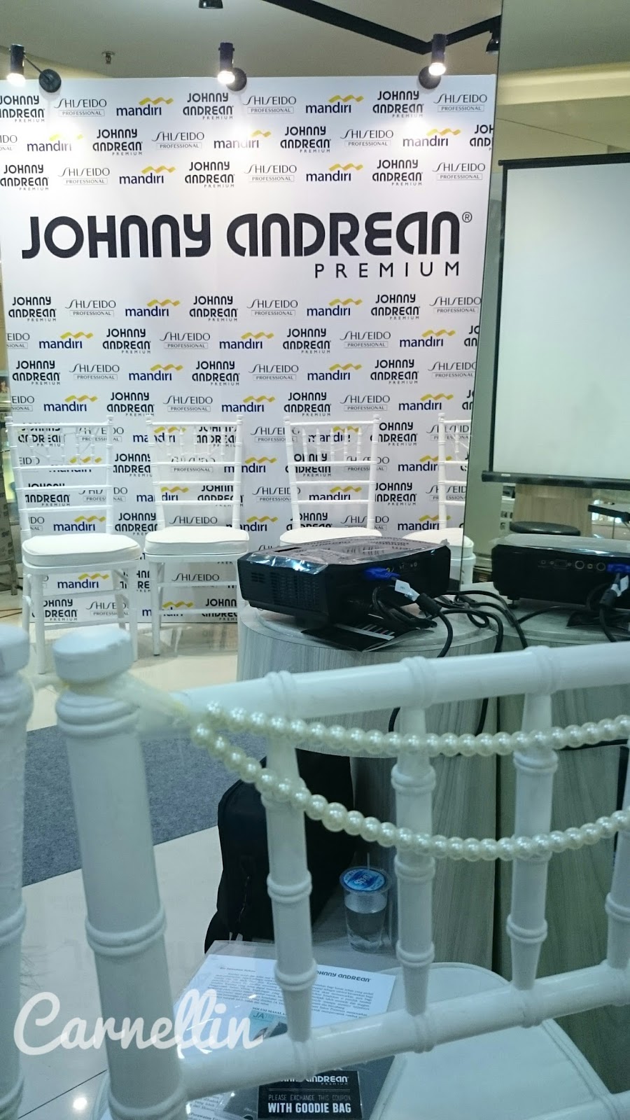 While you on earth..: Johnny Andrean Premium Salon