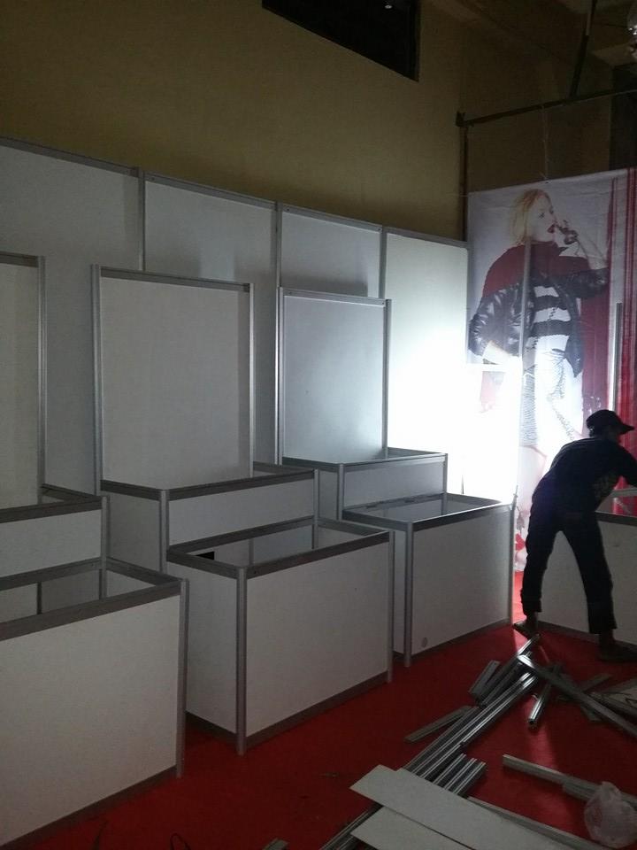 Meja display || Partisi pameran || Kebutuhan pameran ~ Partisi Pameran ...