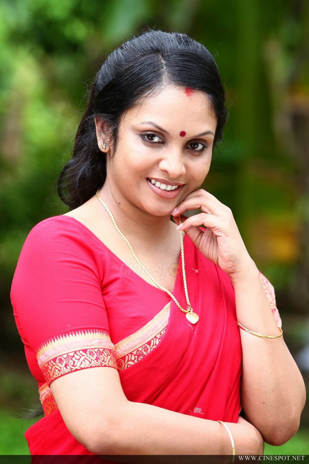 .: Mallu actress Jyothirmayi sexy red saree stills,pics