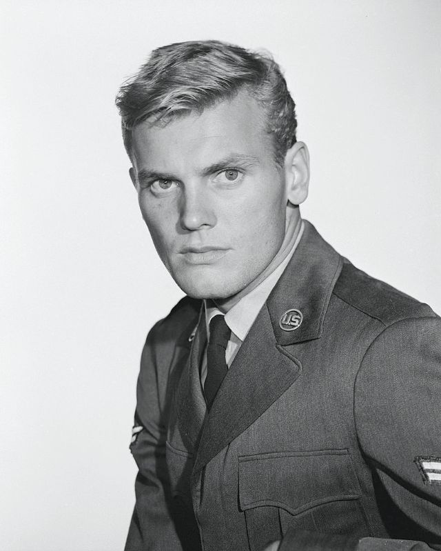 Heartthrob of the ‘50s: A Look Back at a Young and Handsome Tab Hunter ...