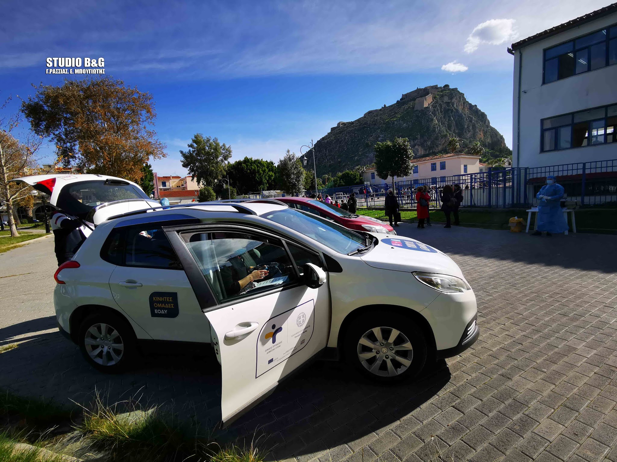 Rapid test από την ΚΟΜΥ Αργολίδας έξω από το 2ο Λύκειο Ναυπλίου