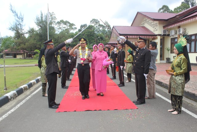 Rasa Haru Warnai Pisah Sambut Kapolres Simeulue - Lentera24.com Rasa Haru Warnai Pisah Sambut Kapolres Simeulue - Lentera24.com