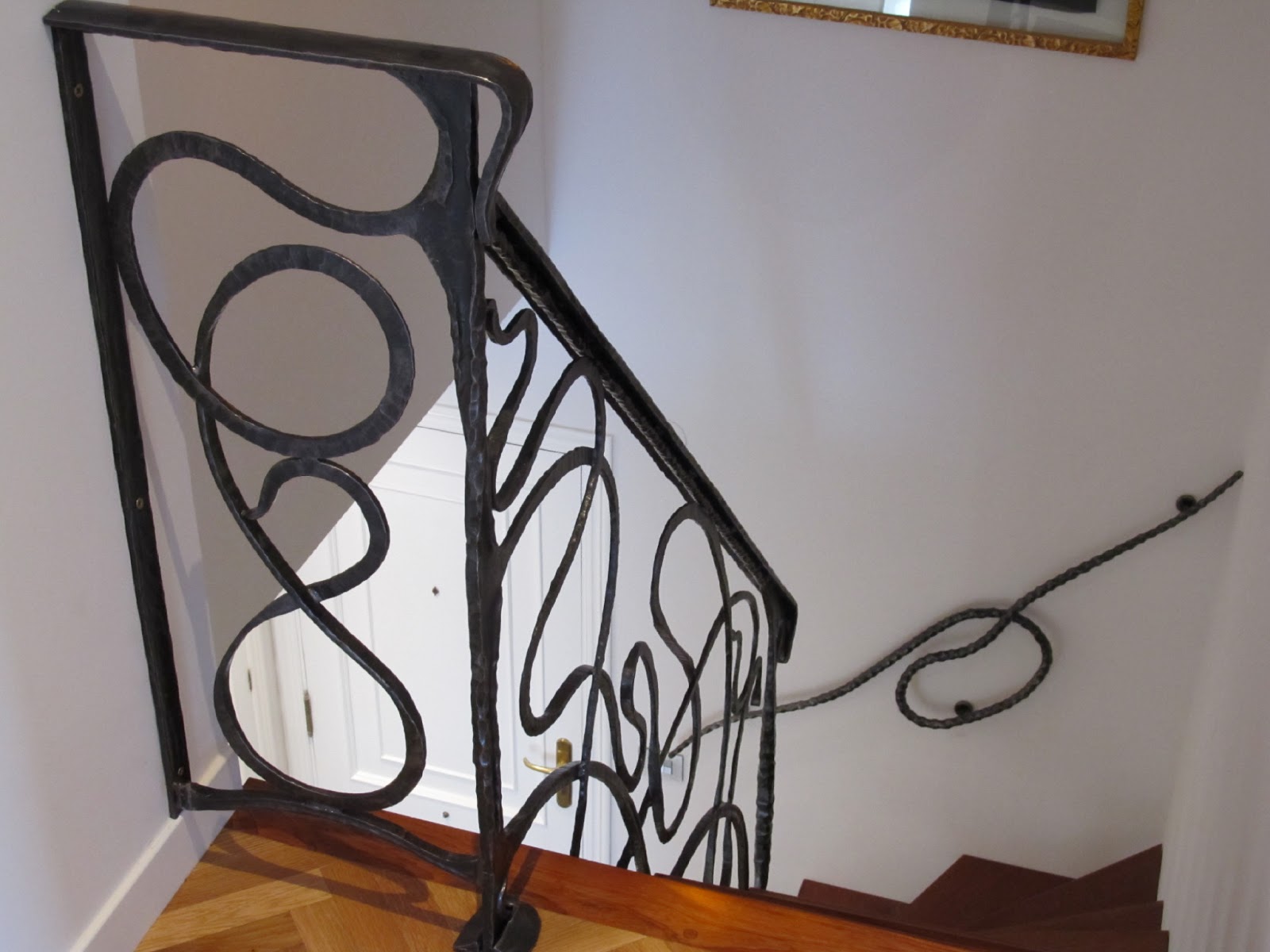 Barandilla de forja modernista.