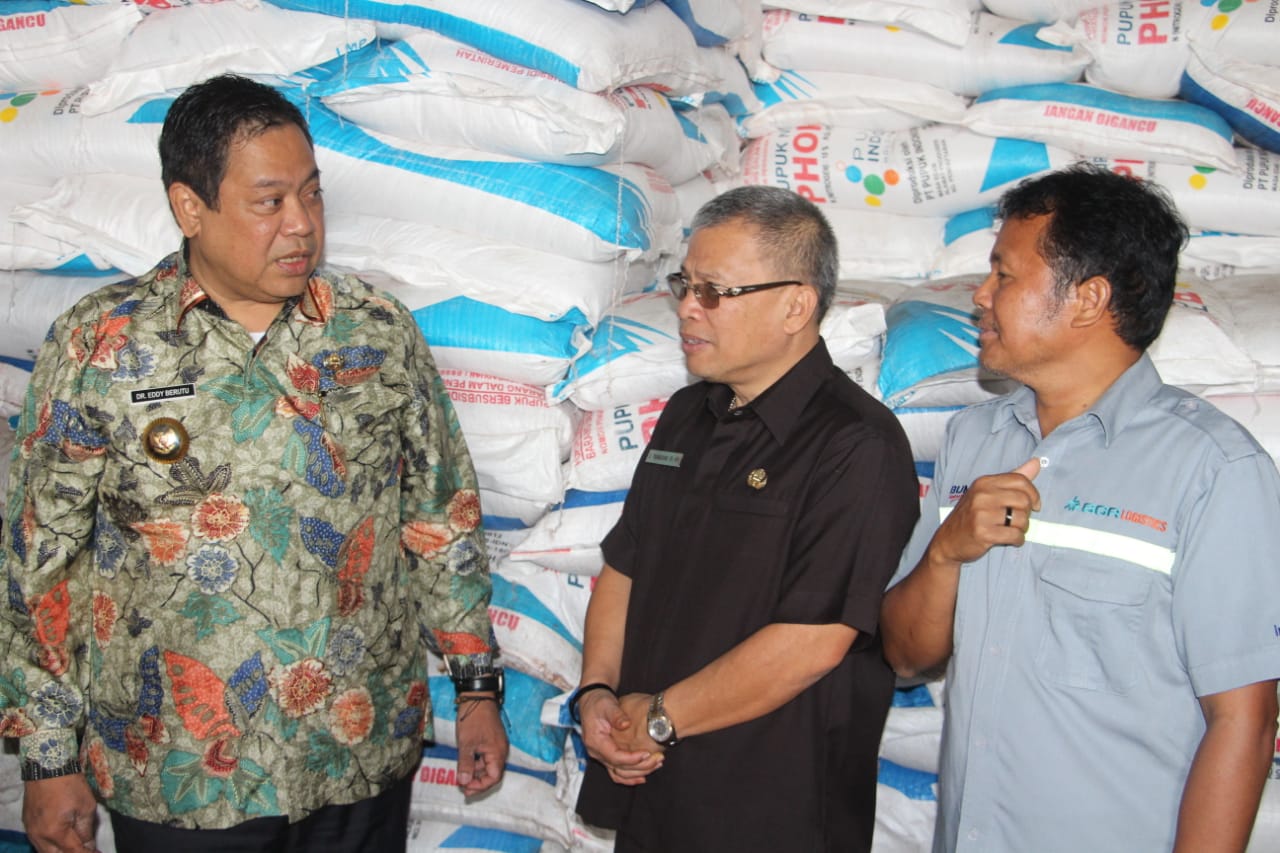 Pupuk Subsidi Sempat Dikabarkan Langka, Bupati Dairi Sidak ke Gudang PT ... Pupuk Subsidi Sempat Dikabarkan Langka, Bupati Dairi Sidak ke Gudang PT ...