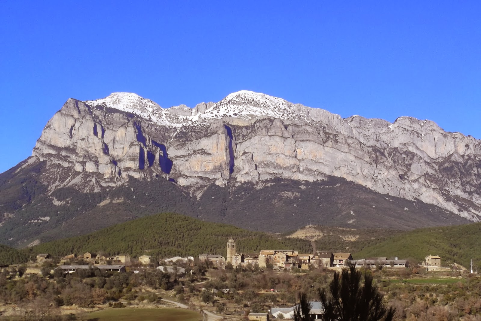 JustAClick: El Pueyo de Aragüas, enclave al pie de Peña Montañesa