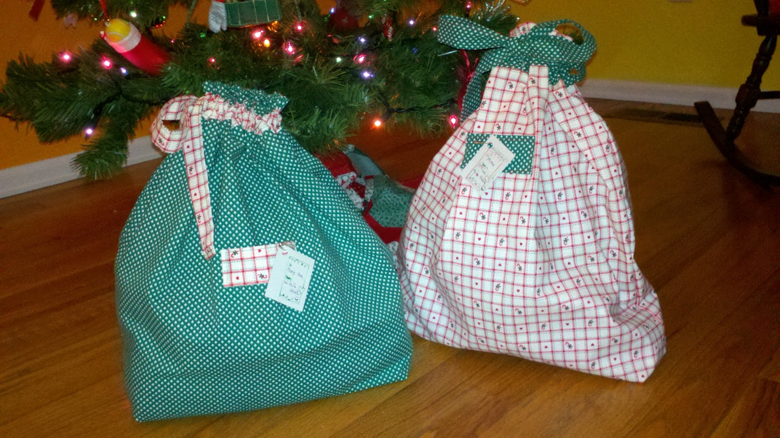 Everything Titia: Homemade Christmas Fabric Gift Bags with a Tag ...