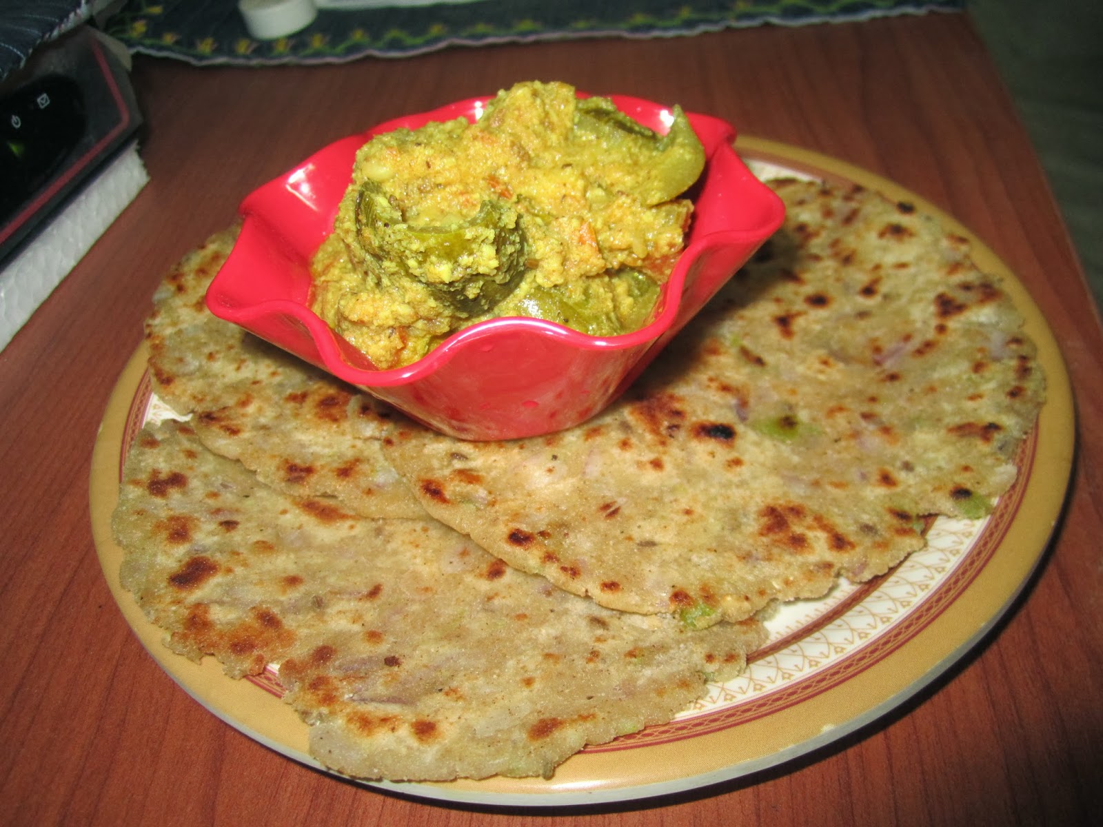 fanatic foodie: Jowar Masala Rotla (white millet Indian flat bread)