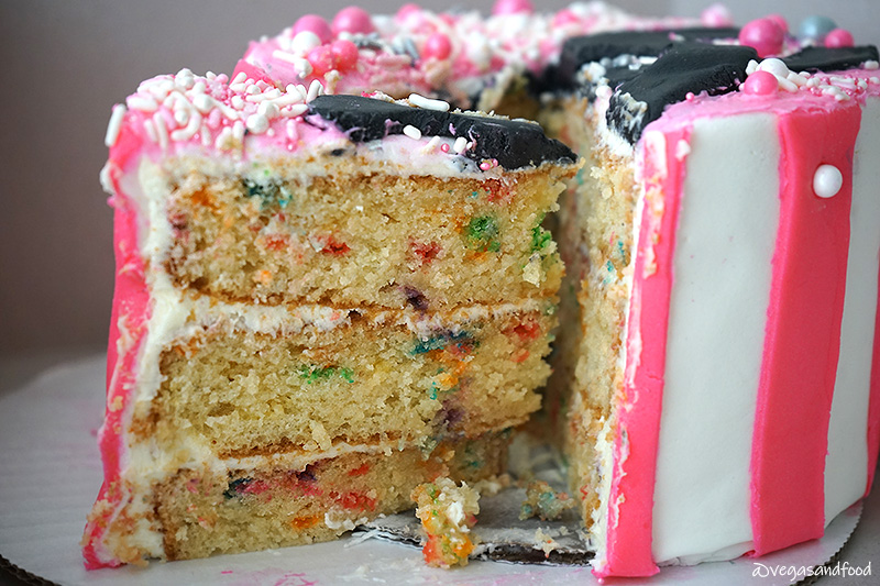 Do-it-yourself cake decorating at Duff's Cake Mix - Vegas and Food