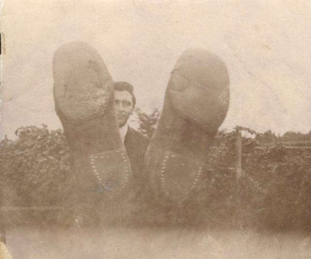 30 Vintage Snapshots of People Taking Pictures of Their Feet For Fun ...