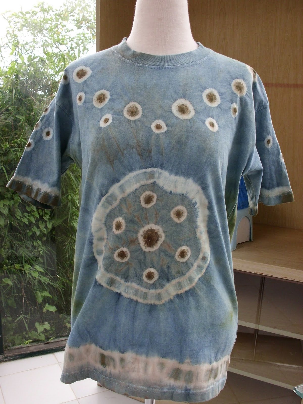 archipelago's fashion: T-shirt decorated with batik patterns