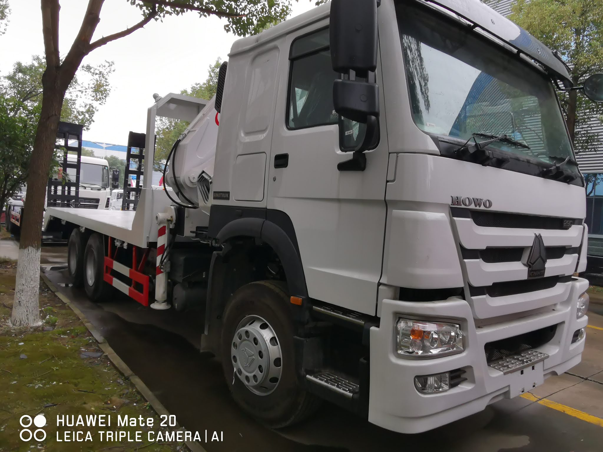 SINO TRUK HOWO 6*4 336hp diesel 10tons-16tons truck with crane for sale