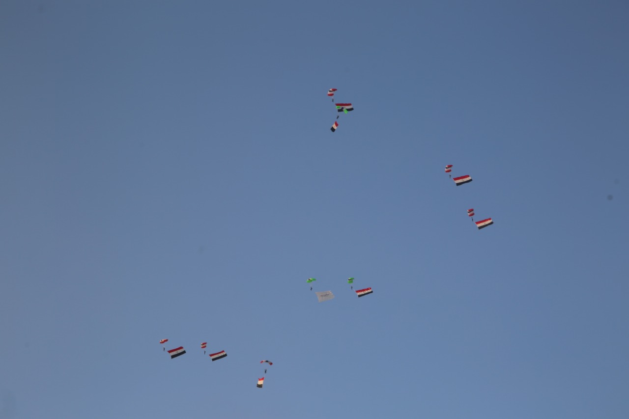 Pictures of the pyramids parachute show attended by the Egyptian ...
