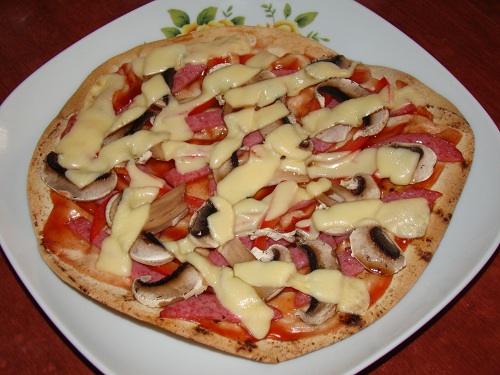 Cristina's world: Pizza cu blat din lipie libaneza
