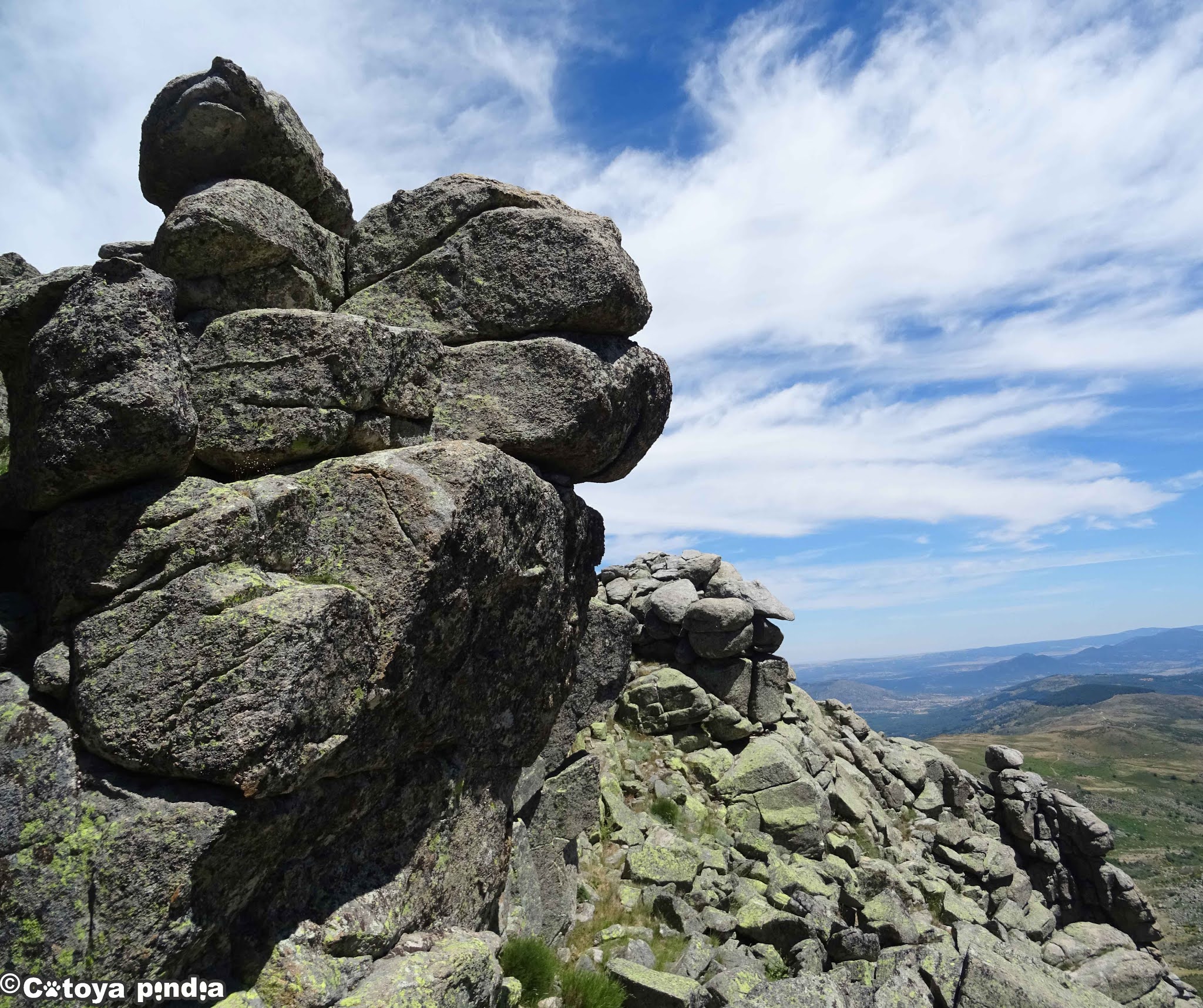 Laguna del Barco y crestería de La Covacha en la Sierra de Gredos
