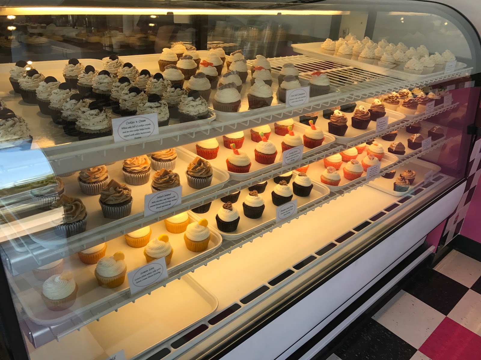 The Pastry Chef's Baking: Bakery Review: Cutesy Cupcakes