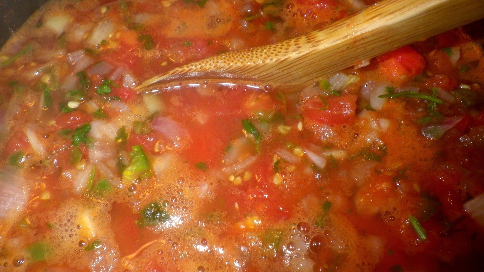 How to make delicious homemade salsa with fresh ingredients