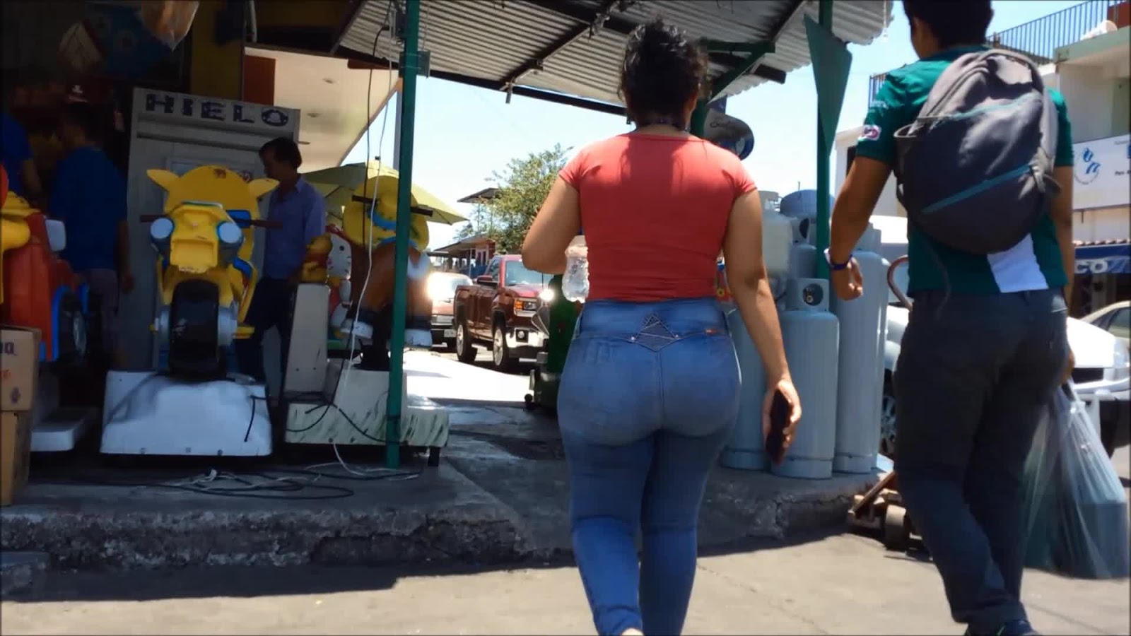Video De Mujer Con Caderas Anchas En La Calle Mujeres Bellas En La Calle