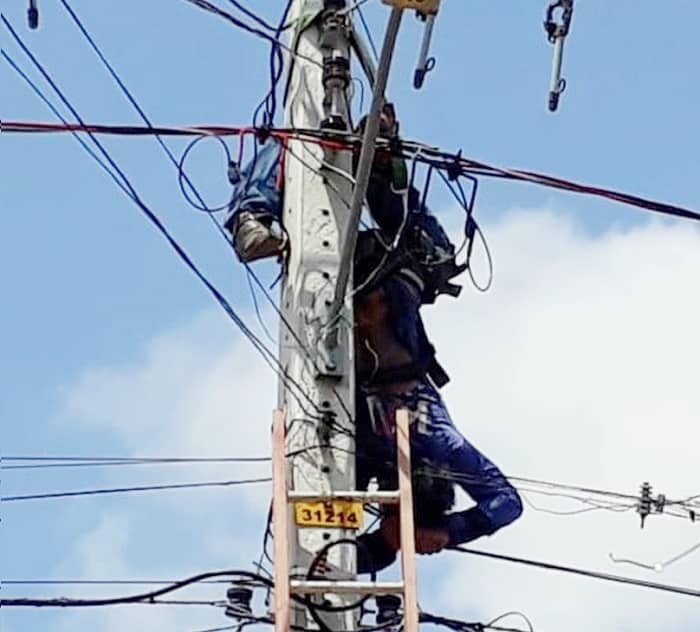 Eletricista Sofre Descarga Elétrica E Fica Pendurado De Cabeça Para