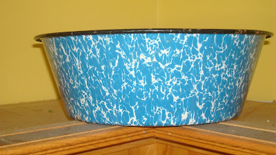 tin and sparkle: Vintage Thingie Thursday - Blue enamelware