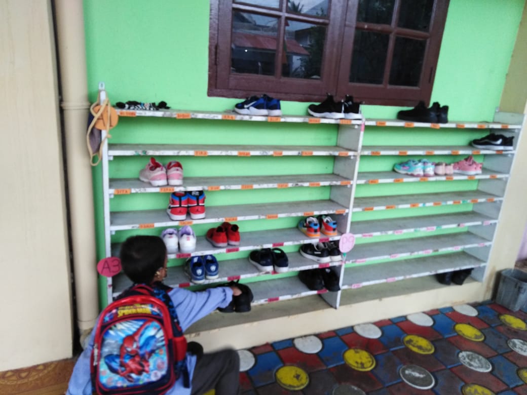 Belajar Mengenal Keaksaraan Melalui Rak Sepatu - TKIT Bunayya