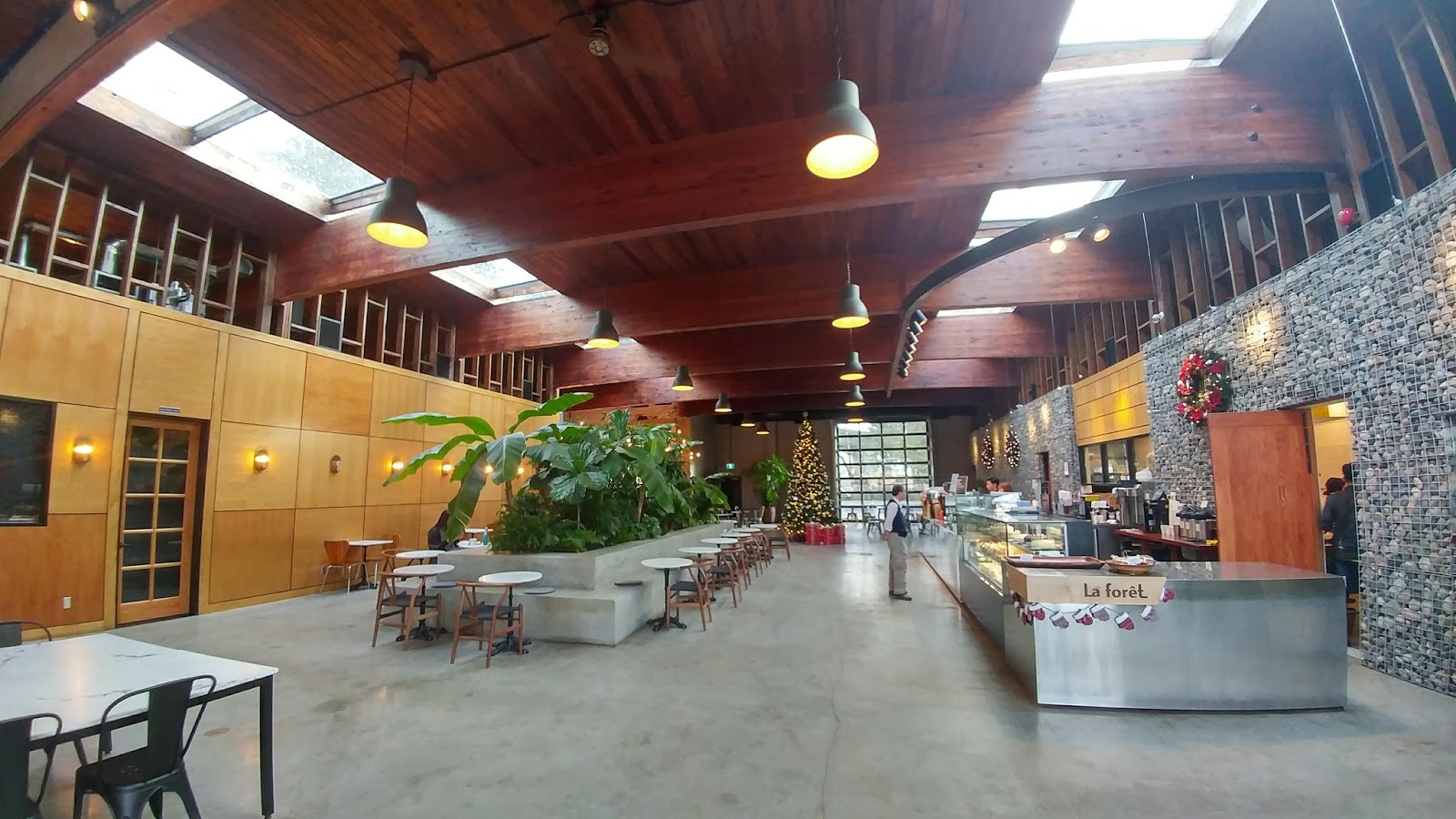 Vantraveller: A mechanic shop converted cafe - Cafe La foret