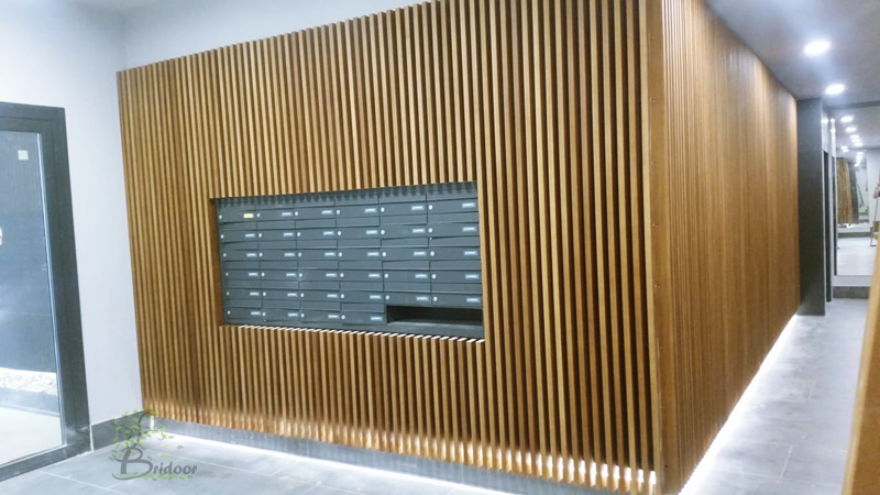 Bridoor S.L: Hall alistonado en cerezo teñido para entradas a viviendas