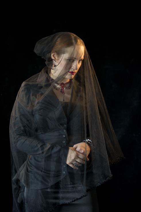 .: Entrevista a LORI LEWIS, voz de THERION y de AESMA DAEVA!