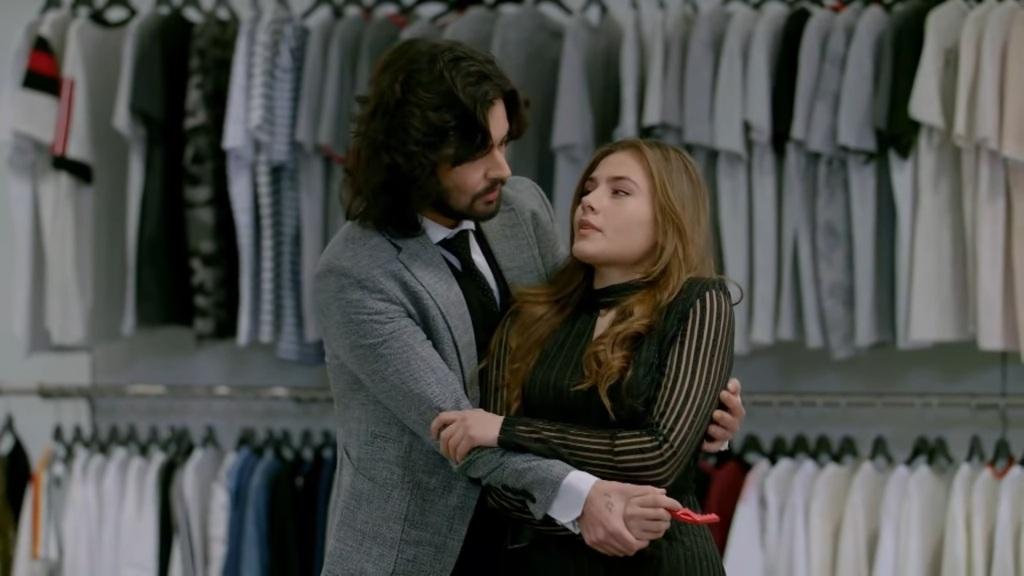 Elif odcinek 1059: Kerem zaprasza Asli na przyjęcie walentynkowe ...