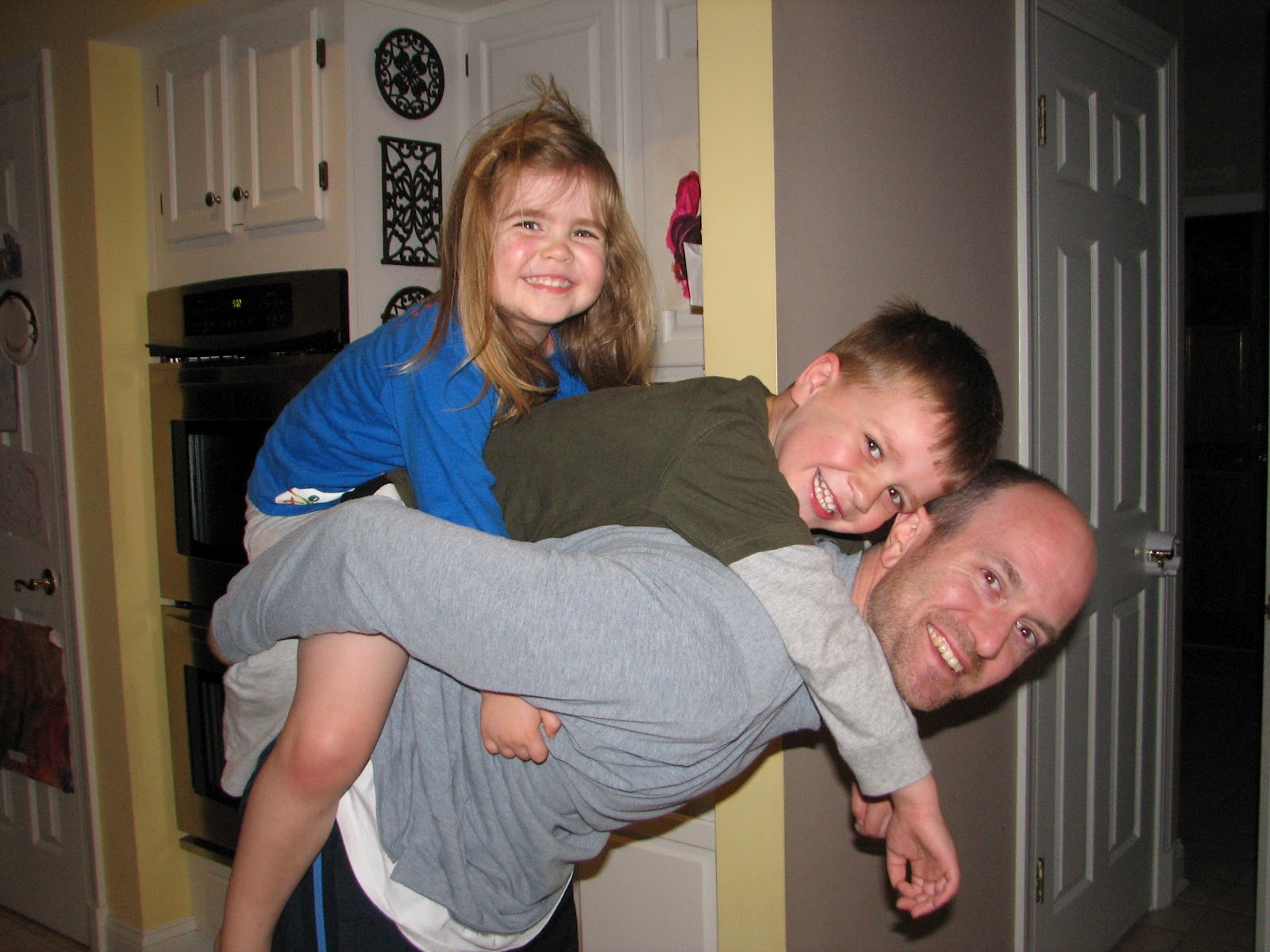 Jeff, Betsy, Josh, Katelyn, Meka & Medina: Double Piggy Back Ride