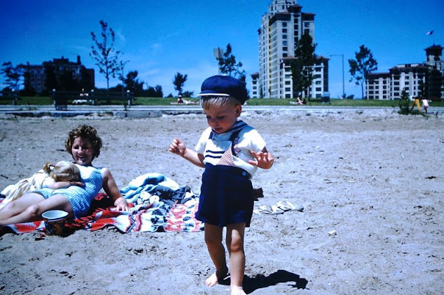 30 Found Photos of People at Beaches in the 1950s and ’60s ~ Vintage ...
