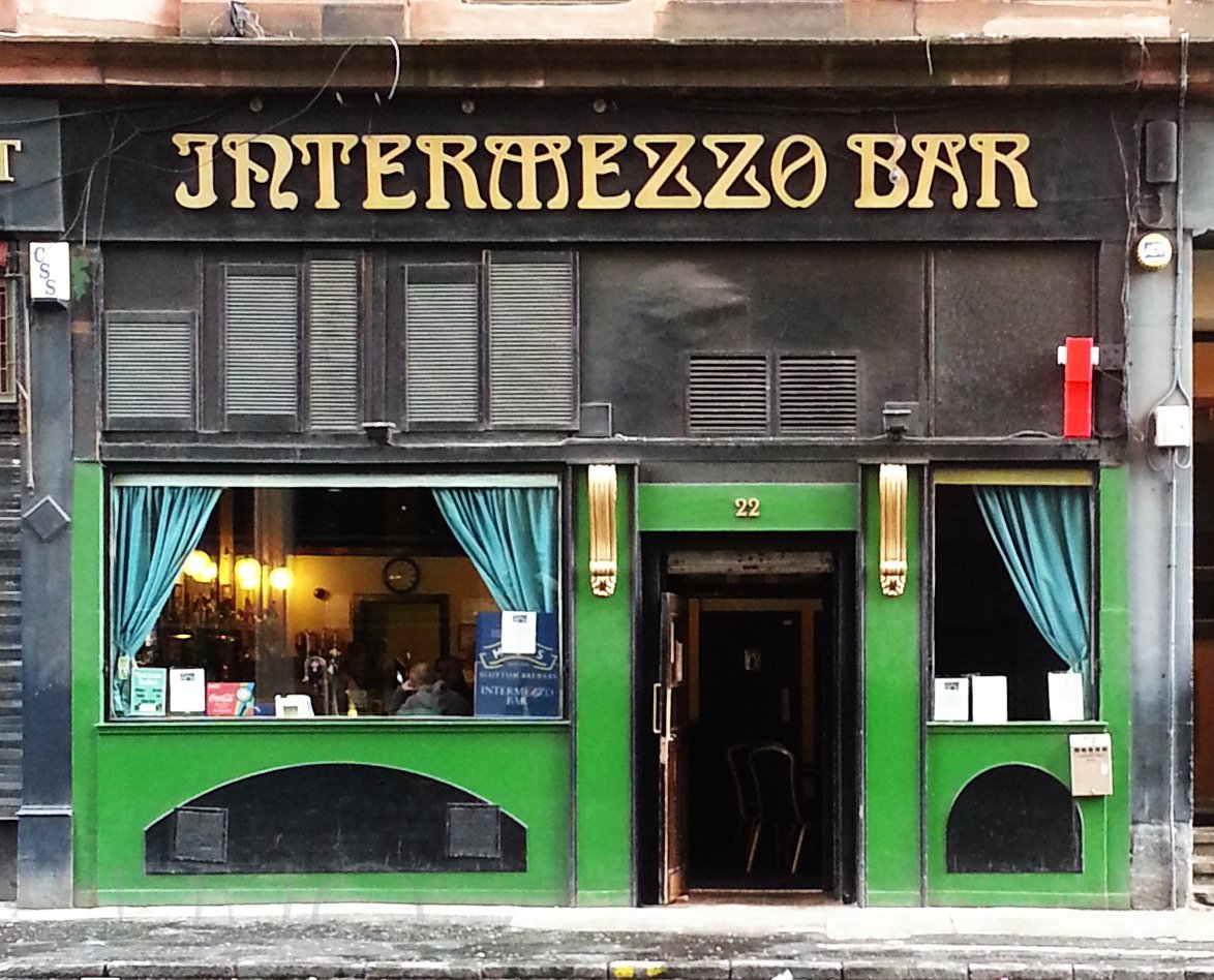 A Hauf Stop : Intermezzo Bar
