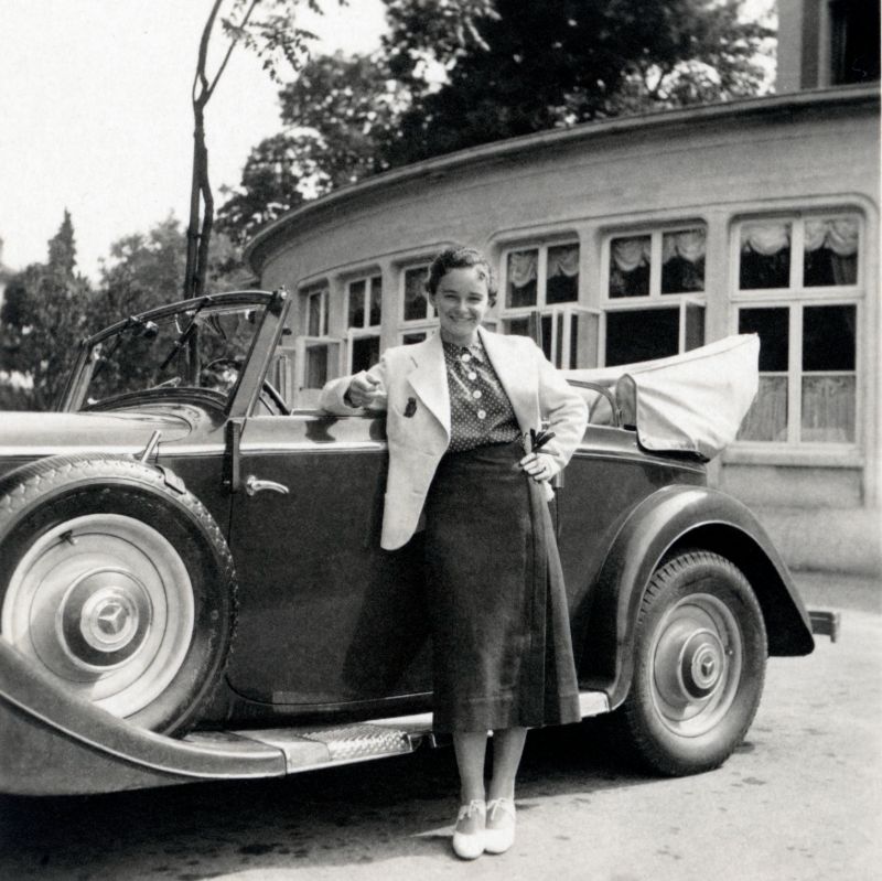 Amazing Vintage Photos Capture People Posing With Mercedes-Benz Cars in ...