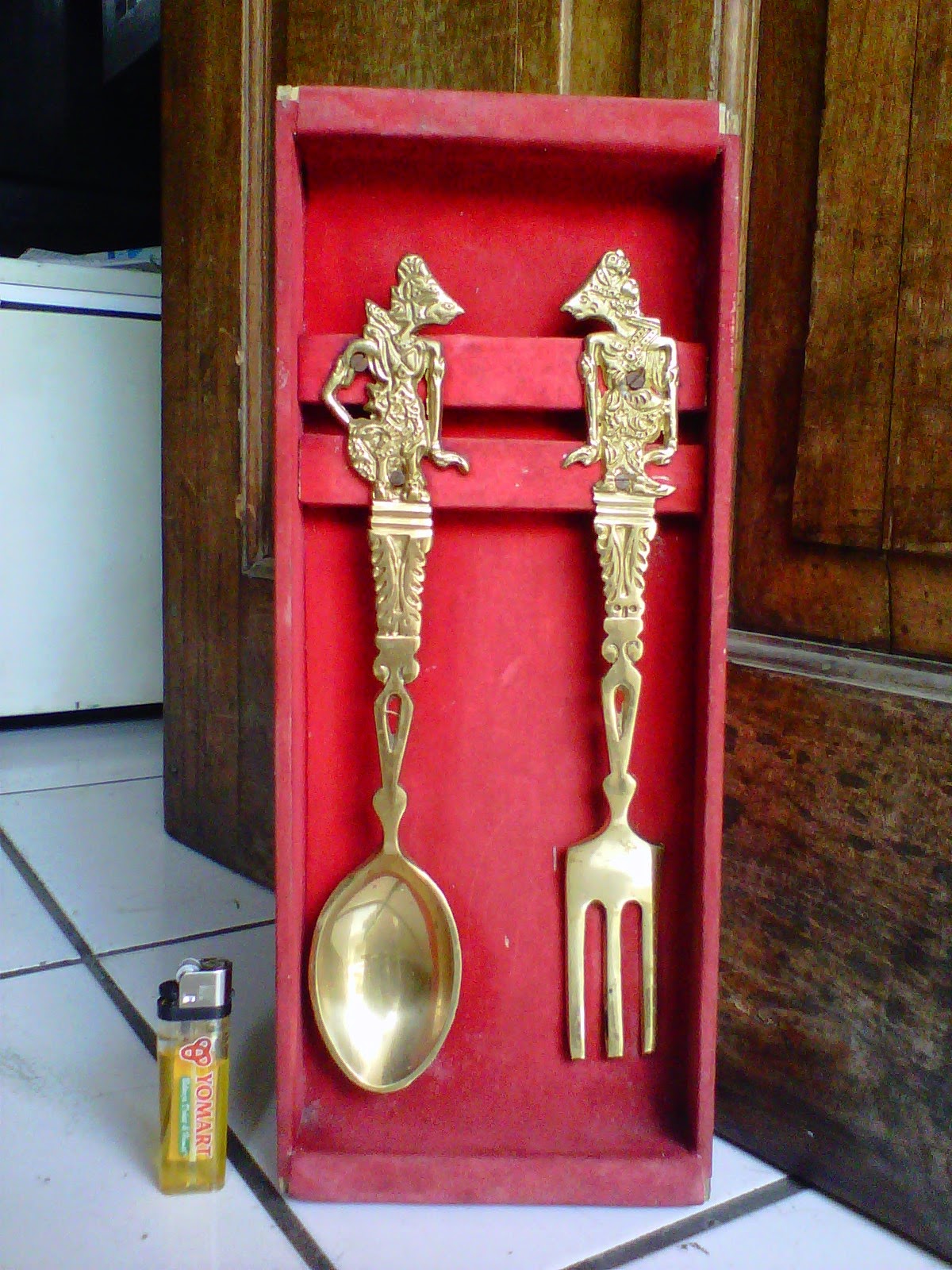 Gaya Antik Galeri : Hiasan Dinding Antik Sendok Garfu Kuningan Motif Wayang