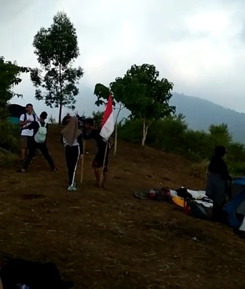 DESTINASI JAWA TIMUR: PUNCAK WATU JENGGER (GUNUNG JOKOMUJUNG)