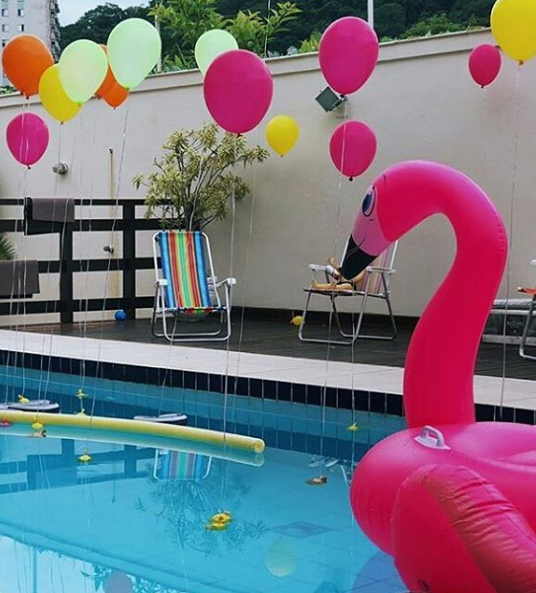 Fiesta temática de pool party
