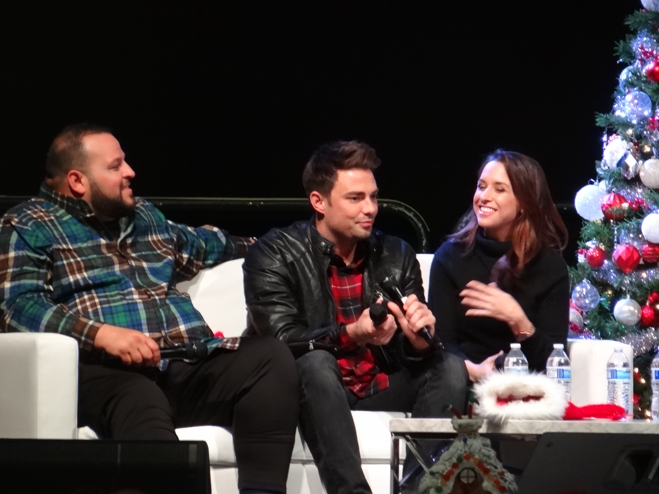 SuzeeBehindTheScenes: This Year's Christmas Con by That's 4 ...