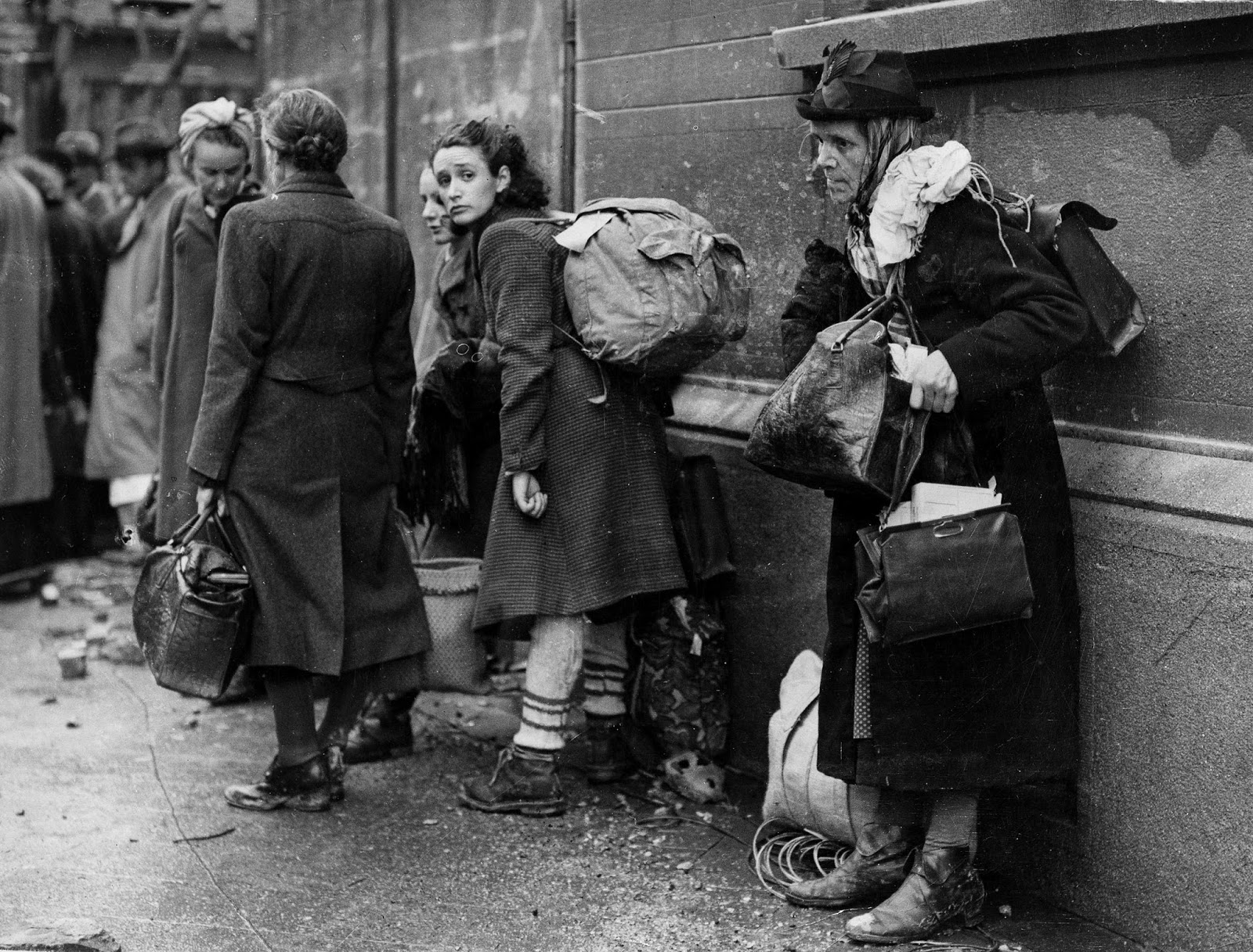 21 Haunting Vintage Pictures of the Refugee Crisis Caused by World War ...